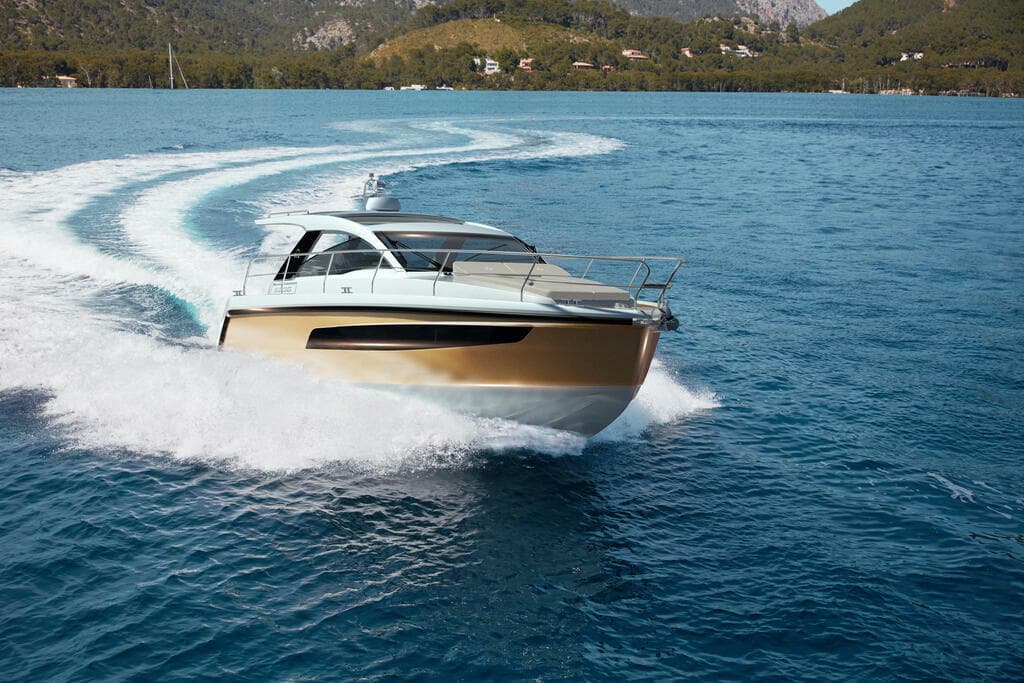 SEALINE C335 | The 33-foot motor yacht from SEALINE