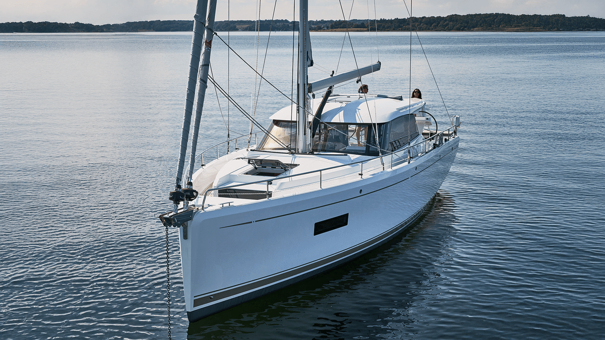 SEALINE C335 | The 33-foot motor yacht from SEALINE
