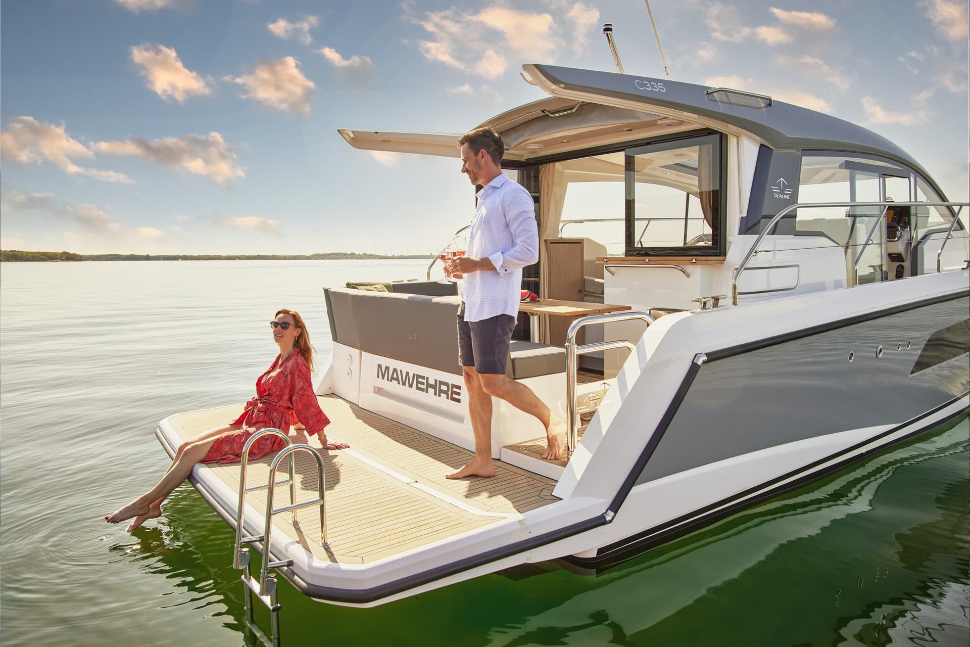 SEALINE C335 | The 33-foot motor yacht from SEALINE