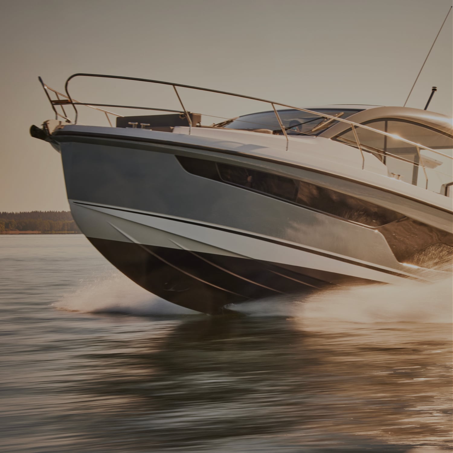 SEALINE C335 | The 33-foot motor yacht from SEALINE